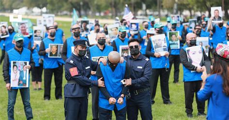 낮 동안 푸른 잔디밭에 서 있는 파란색과 검은색 유니폼을 입은 사람들의 그룹 사진 Unsplash의 무료 국회 의사당 이미지
