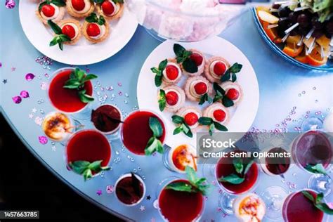 다른 케이크와 과자로 아름답게 장식 된 테이블 초콜릿과 민트 잼을 곁들인 수제 아이스크림 어린이 생일에 과자 딸기와 민트를 곁들인 달콤한 카나페 0명에 대한 스톡 사진 및