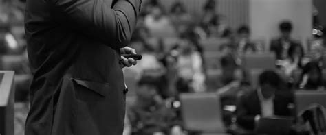 비즈니스 코치 팀 리더가 회의실에서 비즈니스 미팅에서 직원을 가르칩니다 기업 비즈니스 세미나에서 강연하는 연사 강의 사진에서 발표자와 홀에서 청중 강사에 대한 스톡 사진 및