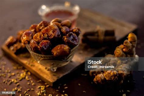 회향 씨앗 계피 스틱 생강과 함께 투명 유리 컵에 차를 넣고 잘 섞어 차에 넣습니다 투명 한 유리 컵에 대 추 차의 수평 잘 조명 업샷 Mahal Palace에 대한