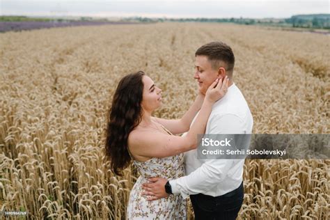 사랑하는 커플은 포옹하고 걷고 빈터와 여름 자연을 즐깁니다 밀밭에서 포옹하는 가족 신혼 여행 남자와 여자는 자연 속에서 포옹합니다 주말 휴가 휴일 개념입니다 러브 스토리