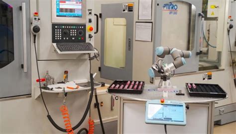 Cobots Vs Industrial Robots ─ Understanding The Key Differences