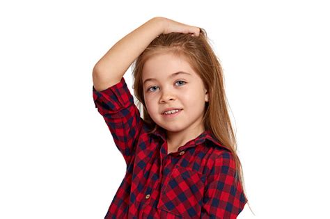 감정적 인 표정으로 십 대 소녀 흰색 배경에 고립 된 아름 다운 여성 반 길이 초상화입니다 귀여운에 대한 스톡 사진 및 기타 이미지 Istock