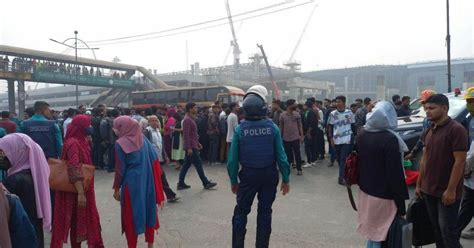 বাসচাপায় ছাত্রী নিহত চার দফা দাবিতে রাস্তা অবরোধ শিক্ষার্থীদের