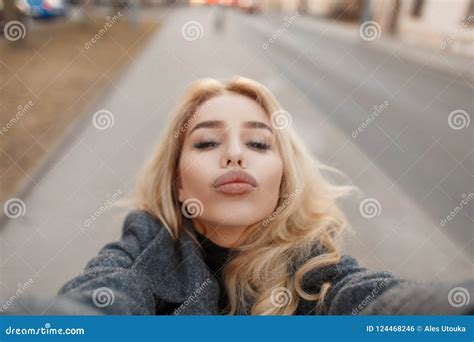 Модная молодая красивая девушка с большими губами посылает Стоковое Фото изображение