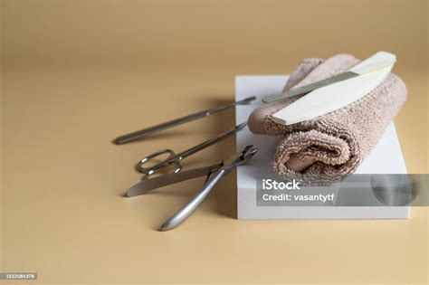 매니큐어 및 페디큐어 도구는 주로 응접실과 뷰티 살롱에서 사용됩니다 네일 파일 큐티클 리무버 푸셔 큐티클 가위 및 수건이 현대적인 네일 케어 및 뷰티 컨셉을 위한 연단에