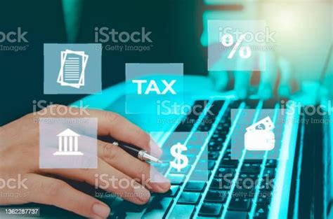 남자 손 컴퓨터 노트북 가상 아이콘 비즈니스 세금 비즈니스 금융 투자 및 온라인 세금 납부 인터넷 기술 개념 경제에 대한 스톡 사진 및 기타 이미지 Istock