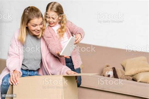 행복 한 엄마와 딸 이주 동안 골 판지 상자를 포장 하는 디지털 태블릿 2명에 대한 스톡 사진 및 기타 이미지 2명 가정