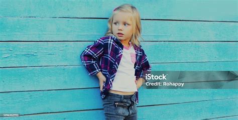 파란 나무 배경에서 포즈를 취하는 세련된 어린 소녀 아이의 초상화 4 5세에 대한 스톡 사진 및 기타 이미지 4 5세 거리