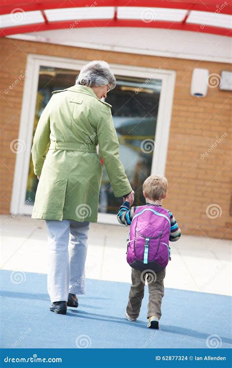Nonna Che Prende Nipote Alla Scuola Fotografia Stock Immagine Di Giorno Formazione