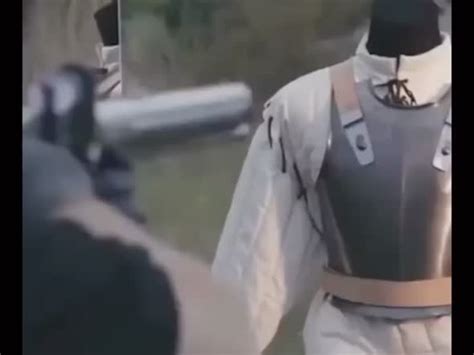 총을 들고 갑옷을 입은 기사가 이상한 소재가 아닌 이유 유머 게시판