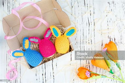 부활절 토끼와 나무 배경에 아름 다운 꽃으로 다채로운 계란 개념에 대한 스톡 사진 및 기타 이미지 개념 개념과 주제 공휴일 Istock