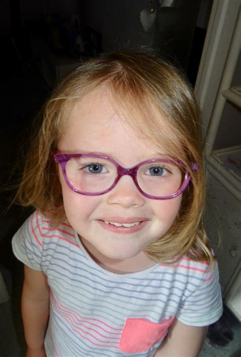 Les Nouveautés Pour Enfants Une Monture à Lunette Et Un Jeu De