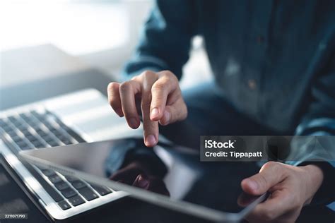 클로즈업 사무실에서 노트북 컴퓨터 옴 테이블과 함께 디지털 태블릿을 사용하는 여성 태블릿에서 일하는 비즈니스 우먼 인터넷 서핑 정보 검색 스마트 장치 인터넷 기술 검색에