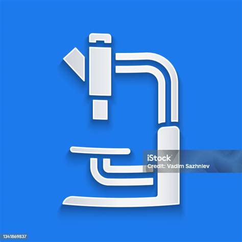 파란색 배경에 격리된 현미경 아이콘을 용지 잘라냅니다 화학 제약 기기 미생물학 확대 도구 종이 아트 스타일 벡터 개념에 대한