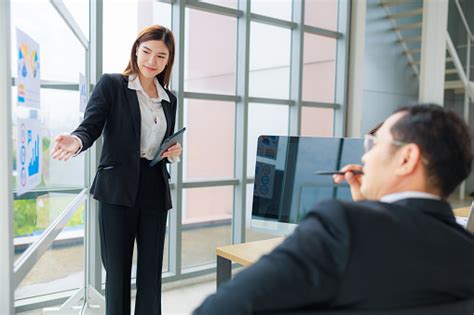 생산적인 회의에 참여하고 팀워크를 육성하고 비즈니스 프레젠테이션에서 성공하기 위한 전략적 계획을 세우는 기업 여성 사업가 25 29세에 대한 스톡 사진 및 기타 이미지