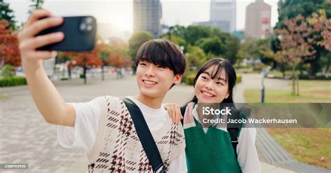 사랑 건강한 관계 및 소셜 미디어의 추억을 위해 공원에서 커플 셀카 및 미소 일본인 인플루언서 및 사진 콘텐츠 제작 또는 라이브 스트리밍을 위한 도시에서 행복합니다 20