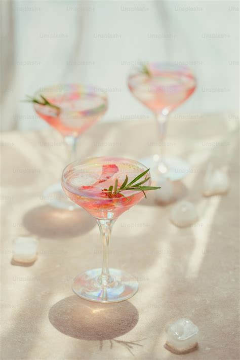 밝은 베이지색 배경에 딸기 소다 음료의 유리 여름 건강한 해독 레모네이드 칵테일 또는 다른 음료 배경 저 알코올 무알콜 음료 슈퍼 푸드 채식주의 자 또는 건강한