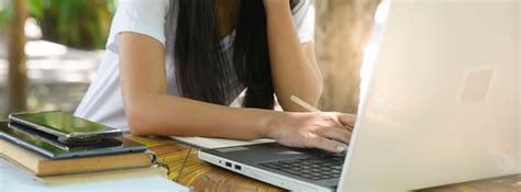 플래너 또는 주최자가 일일 약속을 작성하고 캘린더 책을 사용하고 태블릿을 사용합니다 아시아 여성의 손 계획 시간표 회의 의제 및 메모 일정 일기 사업 플래너 개념 배너