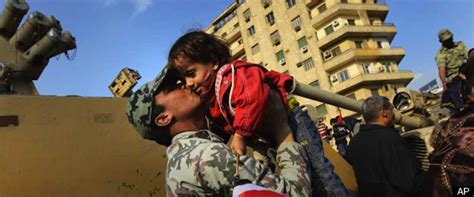 أحد أفراد الجيش المصرى موقع ثورة 25 يناير