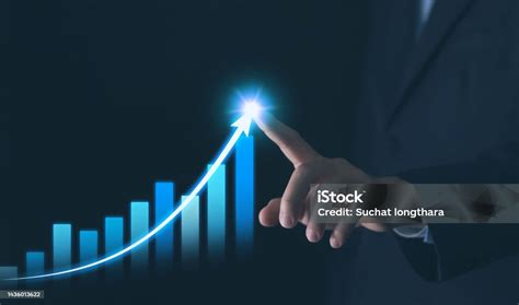 주식 차트 그래프로 화살표 기호를 수정하는 사업가 수익 증대 계획을 세우기 위한 아이디어 사업 성장 및 투자 주식 시장 분석