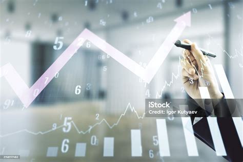 추상적 인 가상 금융 그래프와 흐릿한 사무실 배경 외환 및 투자 개념에 대한 상향 화살표로 작업하는 펜을 가진 남자 다중 노출 주식 시장 데이터에 대한 스톡 사진 및 기타
