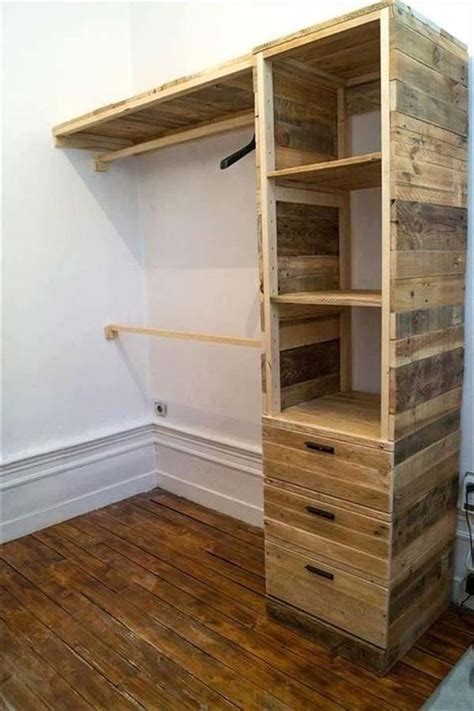 Недорогой шкаф для одежды своими руками | Pallet projects furniture ...