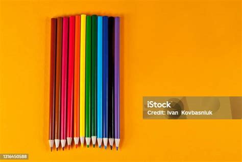 주황색 배경에 여러 가지 색연필 노란색 배경에 텍스트를 위한 공간과 여유 공간을 복사합니다 0명에 대한 스톡 사진 및 기타