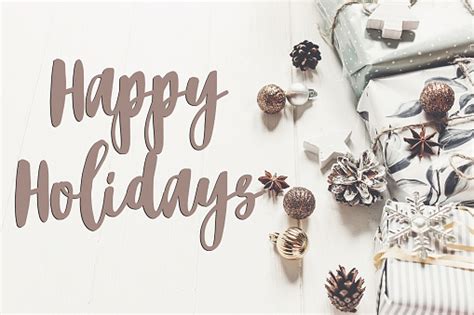 해피 홀리데이 텍스트 계절 인사말 카드 표시 합니다 포장 현대 크리스마스 장신구와 흰색 나무 배경 평면도에 장난감 선물 개념에 대한 스톡 사진 및 기타 이미지 Istock