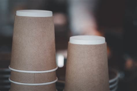 커피 머신에 일회용 재활용 종이 컵 더미의 거꾸로 갈색 컵의 행 0명에 대한 스톡 사진 및 기타 이미지 0명 갈색 개체 그룹 Istock