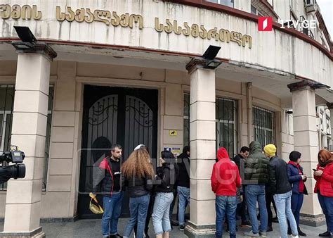 ბათუმის საქალაქო სასამართლოსთან „ნაციონალური მოძრაობის“ წარმომადგენლები და მხარდამჭერები არიან