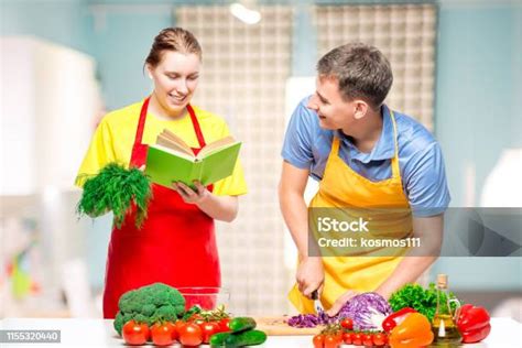 요리법 책을 가진 여자 남자는 부엌에서 샐러드를 함께 요리 하는 야채를 잘라 2명에 대한 스톡 사진 및 기타 이미지 2명 가정 생활 가정 주방 Istock