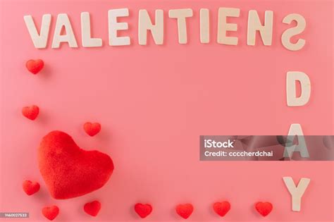 텍스트 또는 단어 배경에 대 한 상단 보기에 빨간색 하트와 발렌타인 데이 0명에 대한 스톡 사진 및 기타 이미지 0명 기념일 로맨스 Istock