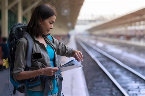 아시아 여 자가 서 서 기다릴 기차 여행자 여행 및 그녀의 시계에 시간을 확인 가방에 대한 스톡 사진 및 기타 이미지 가방 검사 보기 관광 Istock