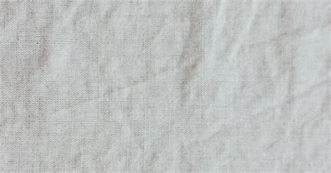 소박한 린넨 배경에 봄 꽃이 있는 부활절 달걀 텍스트를 위한 공간이 있는 평평한 누워 세련된 현대 부활절과 천연 염료와 봄