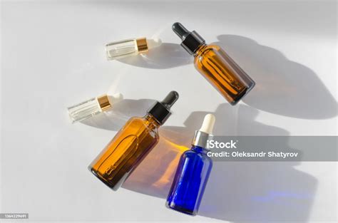 그림자가 있는 흰색 배경에 다양한 색상과 크기의 에센셜 오일이 있는 병 0명에 대한 스톡 사진 및 기타 이미지 0명 건강 진단 건강관리와 의술 Istock