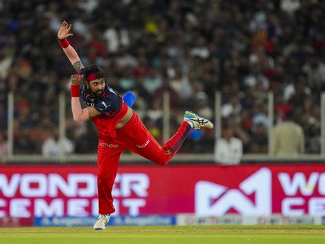Krunal Pandya Strikes The Khaby Pose With Ipl Trophy After Match Winning Final Performance