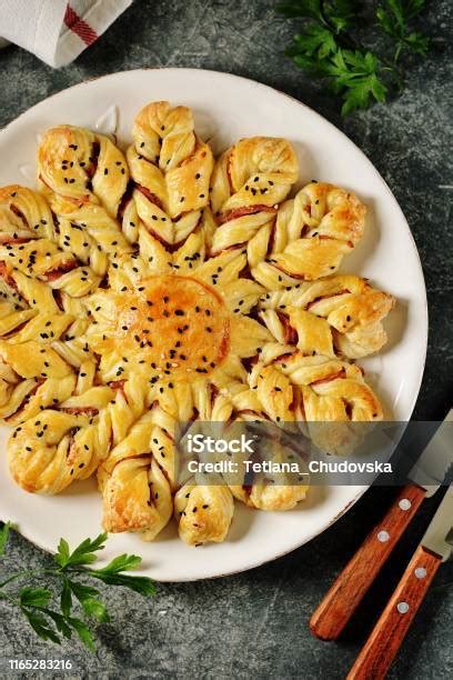 햄과 치즈를 곁들인 퍼프 페이스트리 파이 홈메이드 맛있는 페이스트리 맨 위 보기 Piadina에 대한 스톡 사진 및 기타 이미지 Piadina 건강한 생활방식 건강한