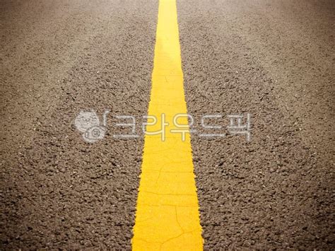 아스팔트 길 도로 중앙선 재질 사진 이미지 일러스트 캘리그라피 Yolk작가