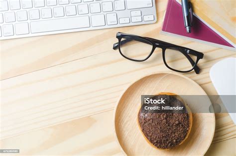 컴퓨터 키보드 마우스 안경 책 연필 및 도넛 나무 작업 테이블 개념과 주제에 대한 스톡 사진 및 기타 이미지 개념과 주제 기업 재무와 산업 깨짐 Istock