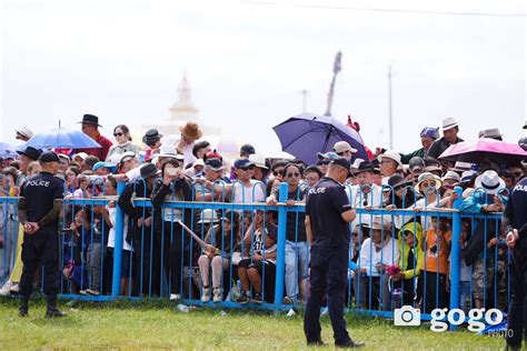 ФОТО Хурдан соёолонгийн хүлгүүд барианд орохыг хүлээх мөч