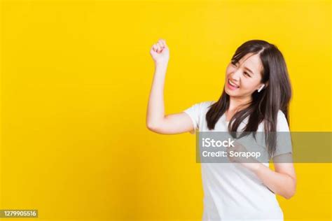 젊은 여자는 재미와 춤을 가지고 스마트 폰에서 음악을 듣고 무선 이어폰을 착용 25 29세에 대한 스톡 사진 및 기타 이미지 25 29세 긍정적인 감정 표현 노랑