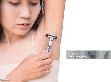 겨드랑이 겨드랑이를 면도하는 여성 탈취제와 깨끗한 아름다움을 위해 면도 면도기로 제모하는 소녀 사람 쇼 팔 손 45 49세에 대한 스톡 사진 및 기타 이미지 Istock