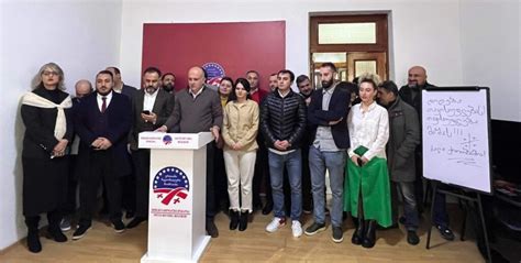 ხაბეიშვილის უკან დგას მერაბიშვილი კეზერაშვილი ვარშალომიძე ჩვენ მხარს ვუჭერთ ნიკა მელიას