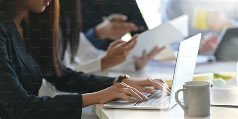 현대적인 사무실 위의 흰색 작업 책상에 앉아 컴퓨터 노트북과 태블릿으로 함께 작업하는 비즈니스 사람들의 잘린 이미지 사진 Unsplash의 태국 이미지