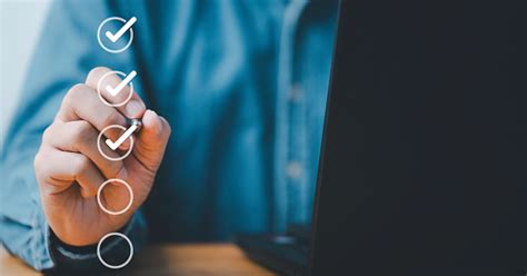 사업가는 펜을 사용하여 품질 문서 관리 체크리스트 및 비즈니스 승인 프로젝트 개념에 대한 확인란의 올바른 기호를 선택합니다 개념에 대한 스톡 사진 및 기타 이미지 Istock