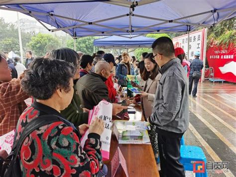 惠民帮扶进社区 政务服务有温度