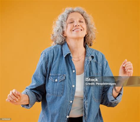 미소 짓는 성숙한 여성은 축하하고 춤을 추며 평온하고 행복하고 은퇴에 흥분합니다 긍정적이고 트렌디하며 펑키 한 긍정적 인 시니어