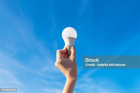 맑은 푸른 하늘을 배경으로 에너지 절약 램프 생태학 환경 보전 및 새로운 아이디어의 개념 가로등에 대한 스톡 사진 및 기타 이미지 Istock