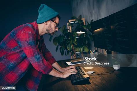 영리한 바쁘다 프리랜서 착용 모자 안경 타이핑 코드 현대 가제트 실내 직장 워크 스테이션 로프트의 사진 35 39세에 대한 스톡 사진 및 기타 이미지 Istock